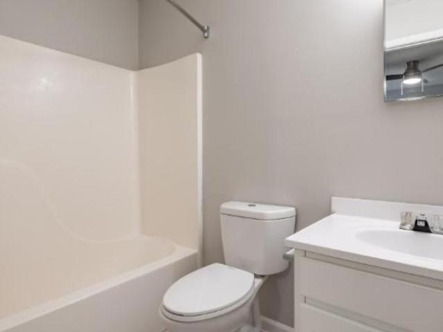 3 Br, 2 bath, Apartment 109 Latham Dr
