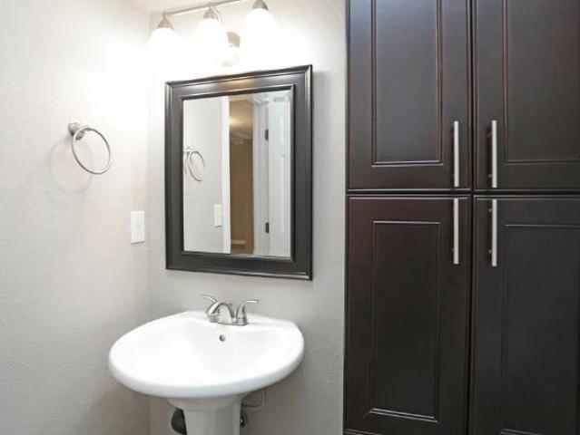 3 Br, 2 bath, Apartment 1000 W Zeering Rd