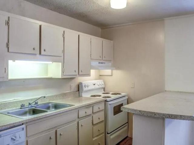 3 Br, 2 bath, Apartment 1000 Montreal Rd