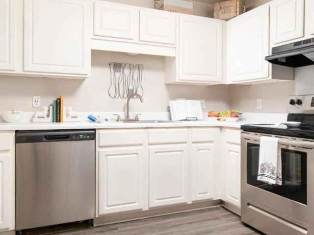 3 Br, 2 bath, Apartment 1000 Spring Lake Blvd