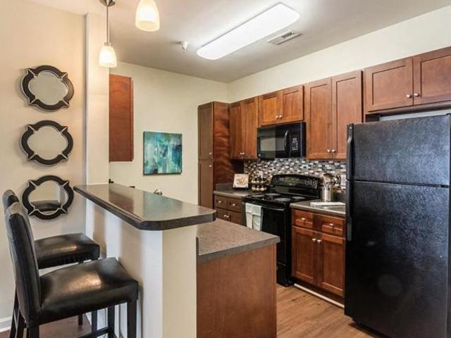3 Br, 2 bath, Apartment 1001 Hayes Lane