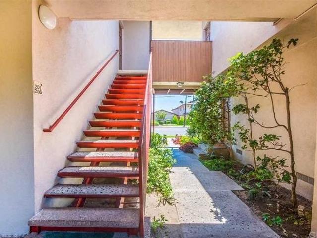 3 Br, 2 bath, Apartment 10327 Downey Ave
