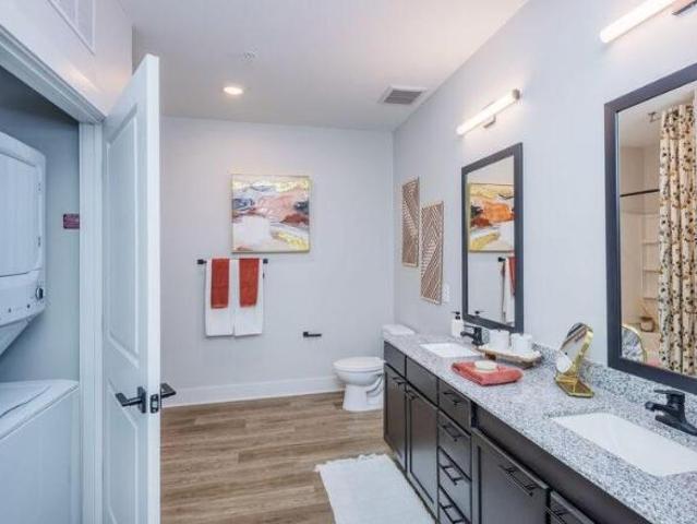 3 Br, 2 bath, Apartment 1035 Strensall Ln