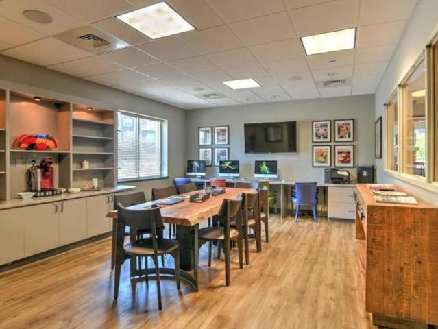 3 Br, 2 bath, Apartment 10 Newbridge Pkwy