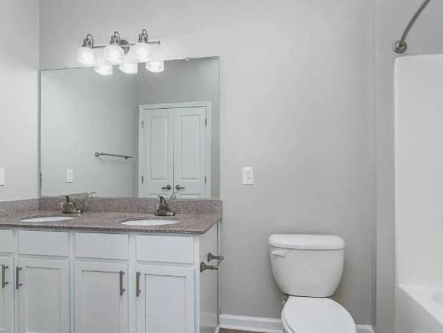 3 Br, 2 bath, Apartment 114 E Elliott St