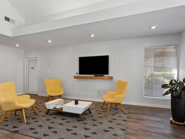 3 Br, 2 bath, Apartment 1100 Robinwood Rd