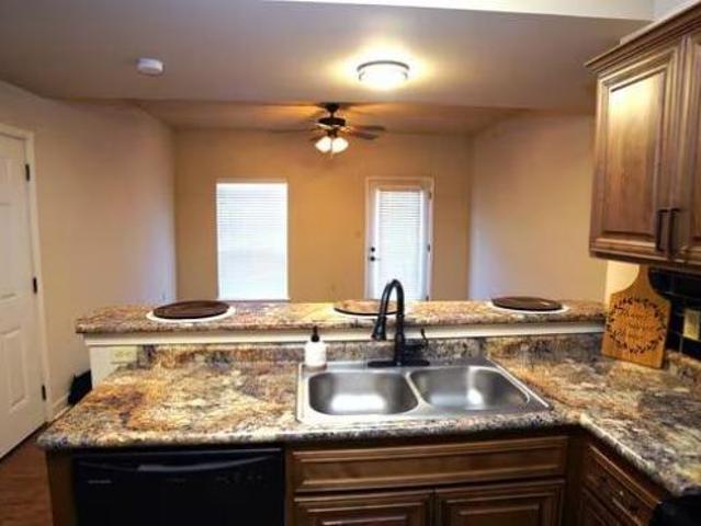3 Br, 2 bath, Apartment 1119 Bratton Rd