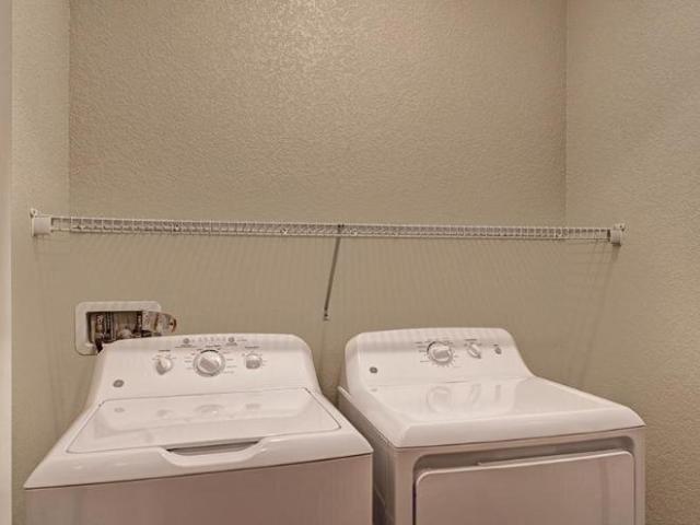 3 Br, 2 bath, Apartment 1465 Red Hawk Drive