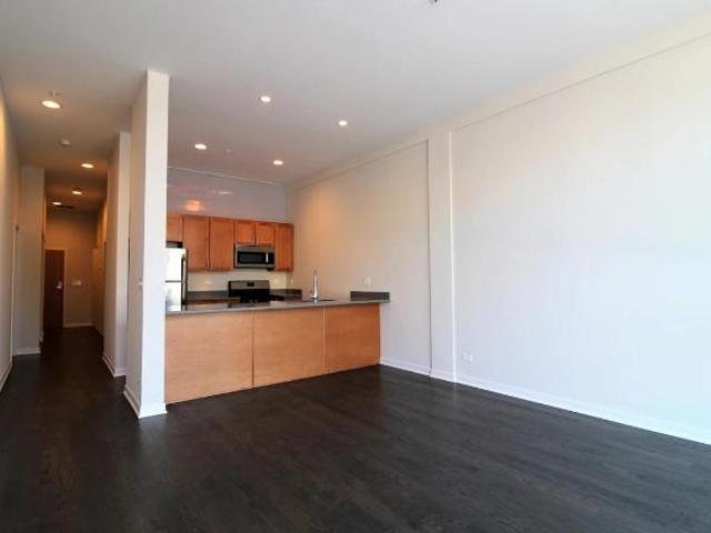 3 Br, 2 bath, Apartment 1540 W Fullerton Ave