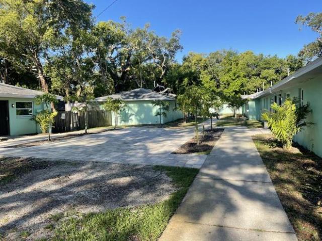 3 Br, 2 bath, Apartment 1552 S Myrtle Ave
