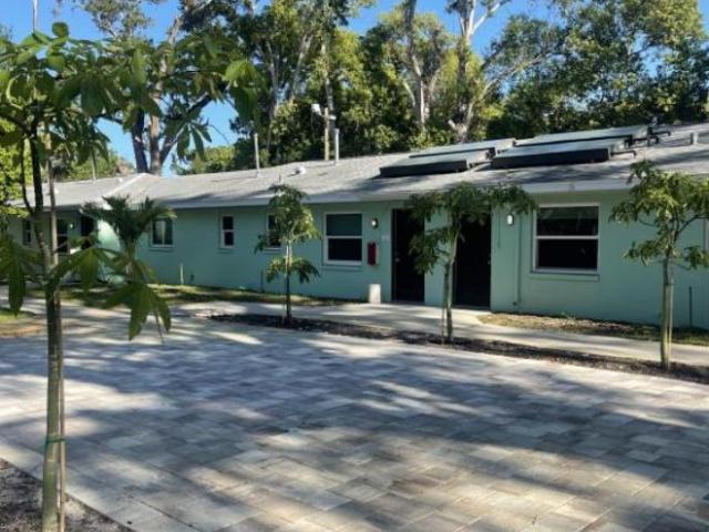 3 Br, 2 bath, Apartment 1552 S Myrtle Ave