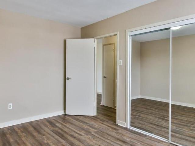 3 Br, 2 bath, Apartment 1765 Bloor St