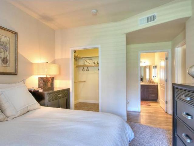 3 Br, 2 bath, Apartment 1801 Gibson Blvd SE
