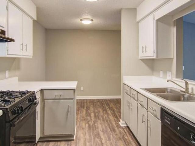 3 Br, 2 bath, Apartment 205 Old Hull Road