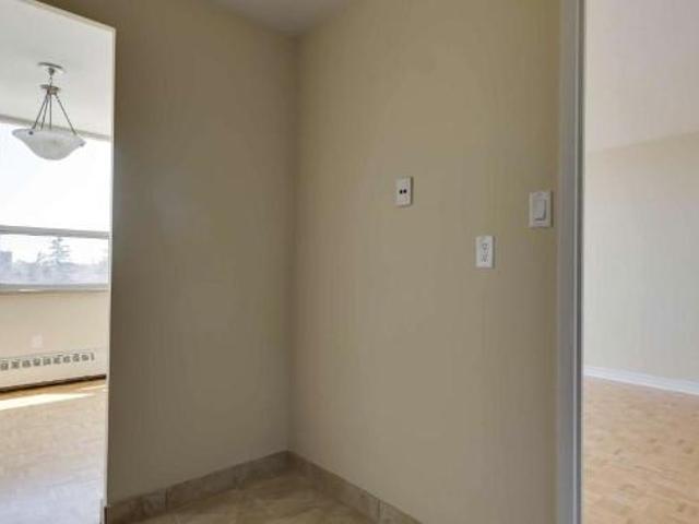 3 Br, 2 bath, Apartment 205 Queen Mary Dr