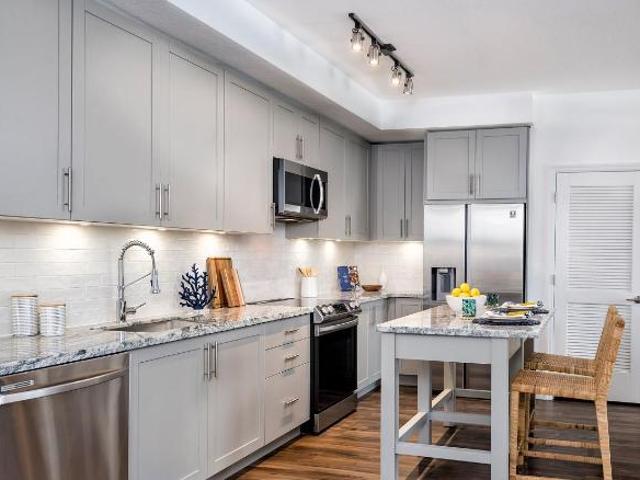 3 Br, 2 bath, Apartment 2000 Stirling Rd