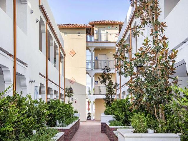 3 Br, 2 bath, Apartment 21501 Roscoe Blvd