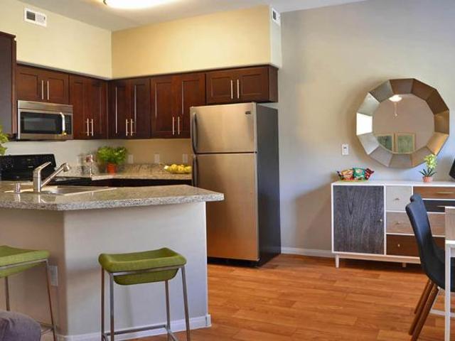 3 Br, 2 bath, Apartment 2150 S Arizona Avenue