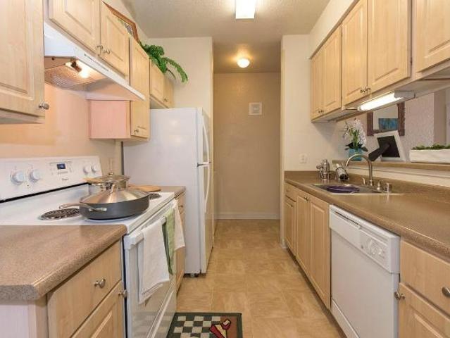 3 Br, 2 bath, Apartment 2151 Sunset Blvd