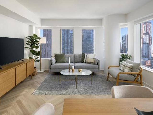 3 Br, 2 bath, Apartment 225 Adelaide St W
