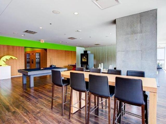 3 Br, 2 bath, Apartment 220 E Illinois St