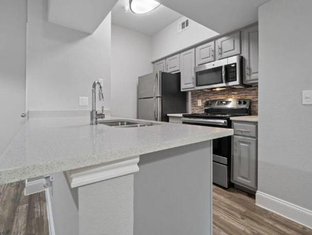3 Br, 2 bath, Apartment 2301 W White Ave