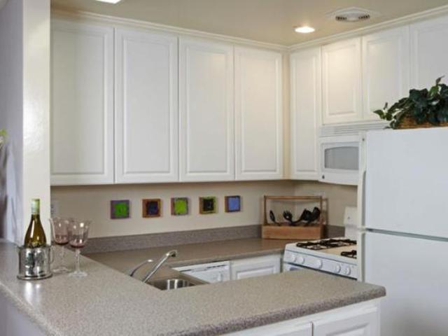 3 Br, 2 bath, Apartment 233 S Barrington Ave
