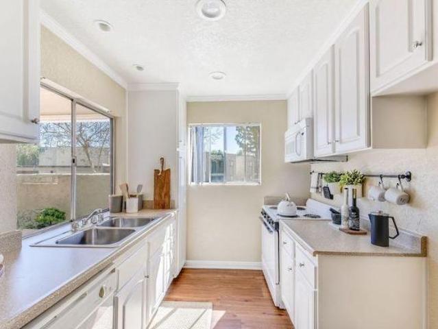 3 Br, 2 bath, Apartment 2421 Foothill Boulevard