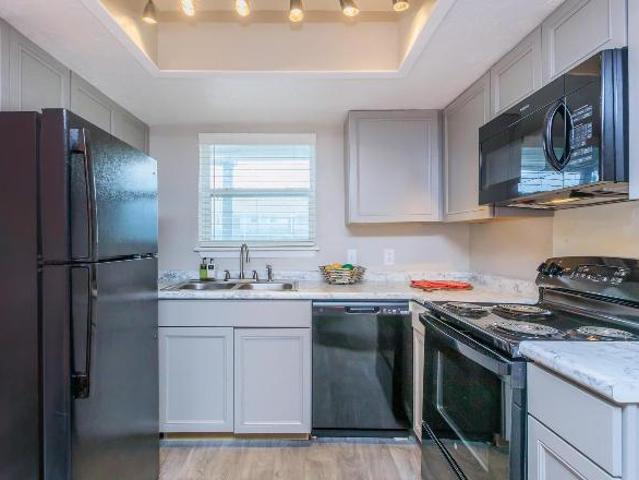 3 Br, 2 bath, Apartment 2840 Robinson St