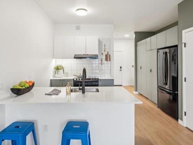 3 Br, 2 bath, Apartment 3260 SE Milwaukie Ave