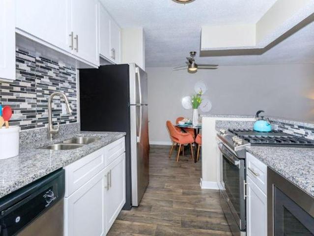 3 Br, 2 bath, Apartment 3200 Lenox Road NE