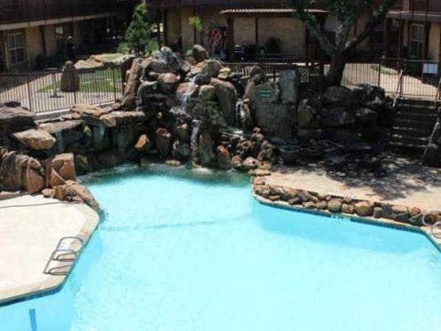 3 Br, 2 bath, Apartment 3223 Lackland Road