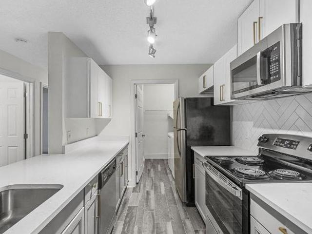 3 Br, 2 bath, Apartment 3230 Stream Side Rd