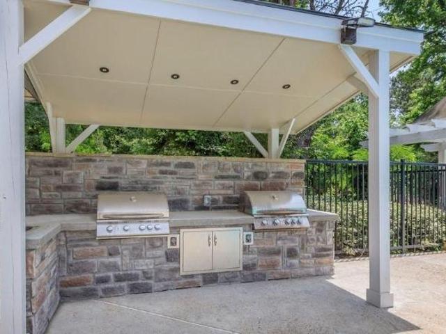 3 Br, 2 bath, Apartment 3390 Fairburn Rd SW