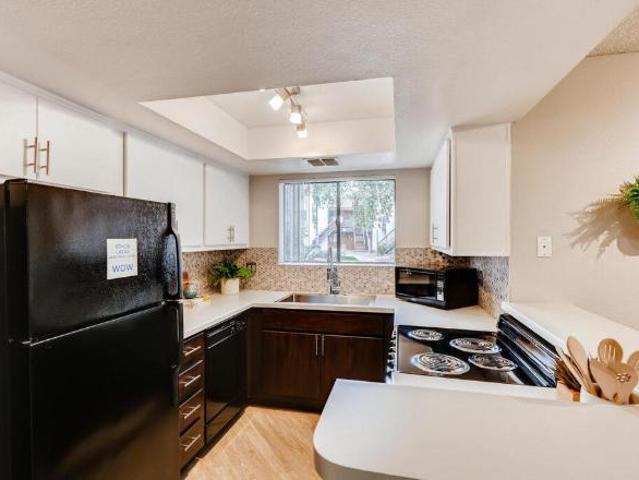 3 Br, 2 bath, Apartment 3320 E University Dr