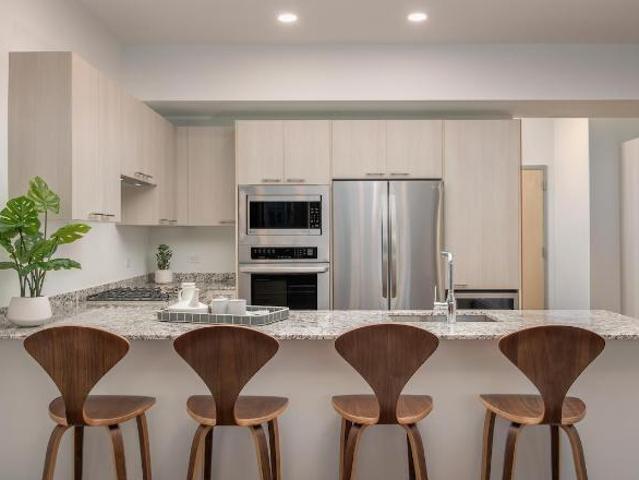 3 Br, 2 bath, Apartment 3478 N Broadway