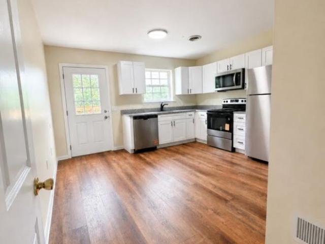3 Br, 2 bath, Apartment 3496 Linden Street