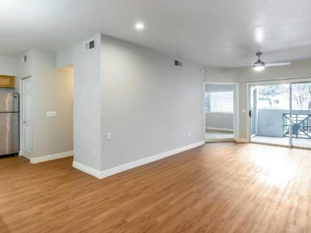 3 Br, 2 bath, Apartment 3501 E Camelback Rd