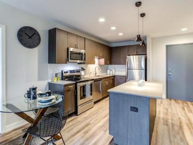 3 Br, 2 bath, Apartment 375 W Dundee Rd