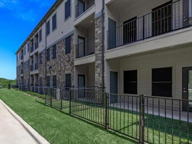3 Br, 2 bath, Apartment 3951 Dechman Drive