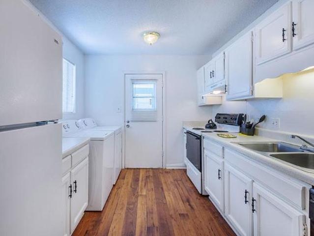 3 Br, 2 bath, Apartment 3901 Northside Drive