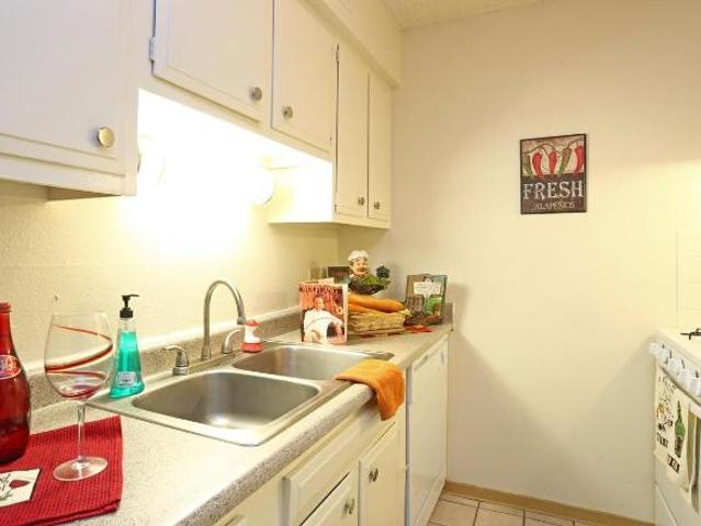 3 Br, 2 bath, Apartment 4057 Montgomery Blvd NE