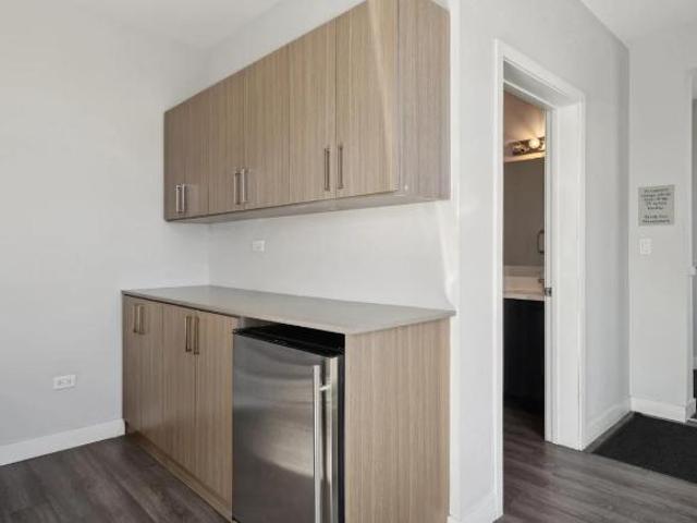 3 Br, 2 bath, Apartment 4027 N Broadway