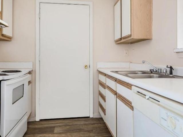 3 Br, 2 bath, Apartment 447 William Carey Pky