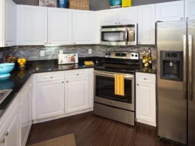 3 Br, 2 bath, Apartment 4400 W University Boulevard