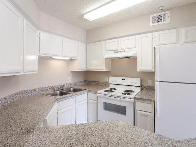 3 Br, 2 bath, Apartment 4748 St Francis Ave