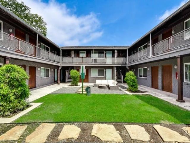 3 Br, 2 bath, Apartment 4931 Gaston Ave