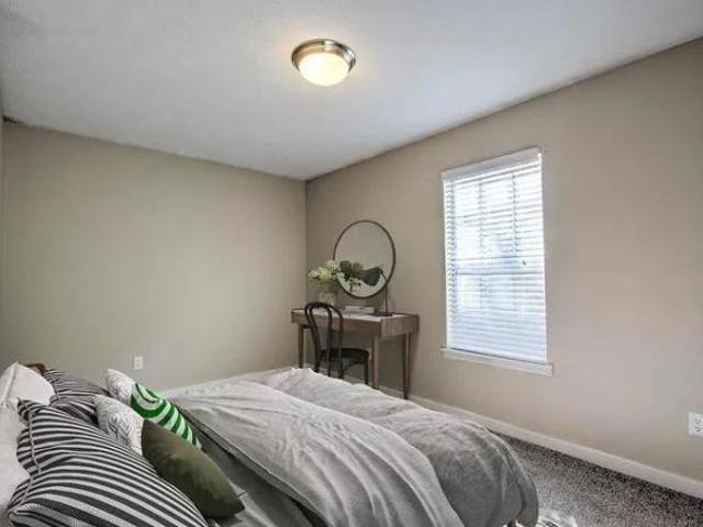3 Br, 2 bath, Apartment 520 Vine Dr