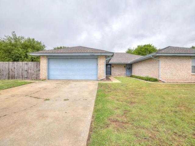 3 Br, 2 bath, Apartment 523 N Robin Way