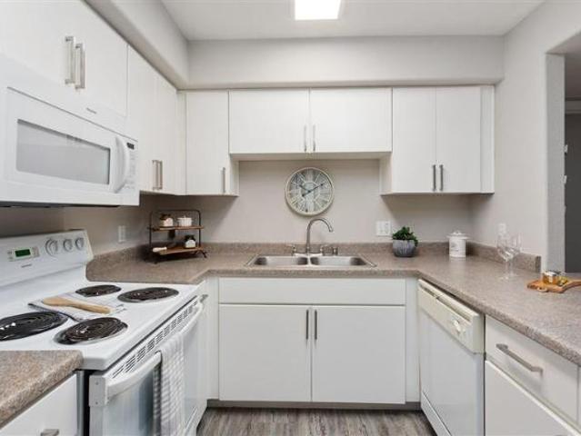 3 Br, 2 bath, Apartment 5421 W Indian School Rd